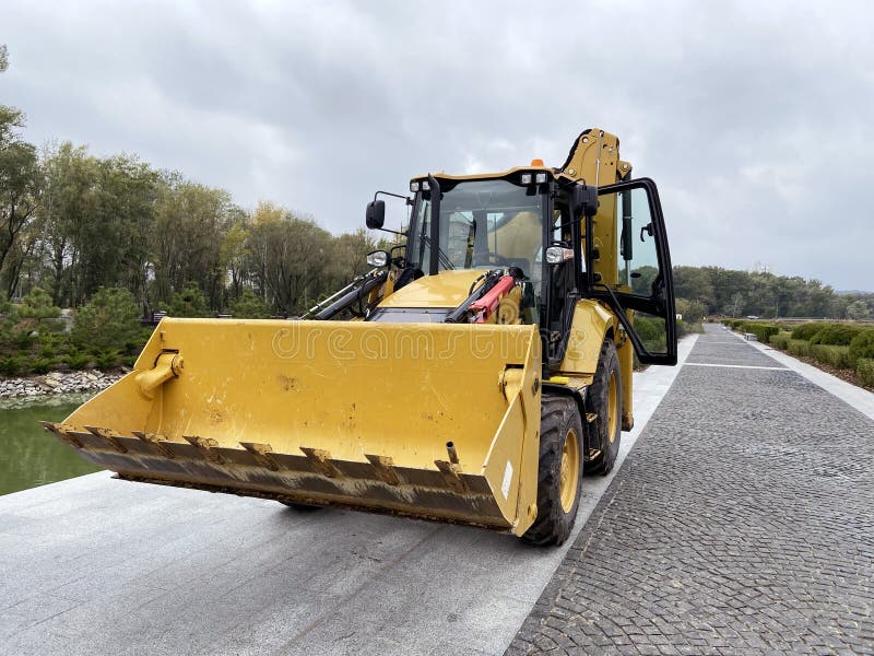 Five-Ton Wheel Loader Bulldozer, Tractor with Bucket Working Stock ...