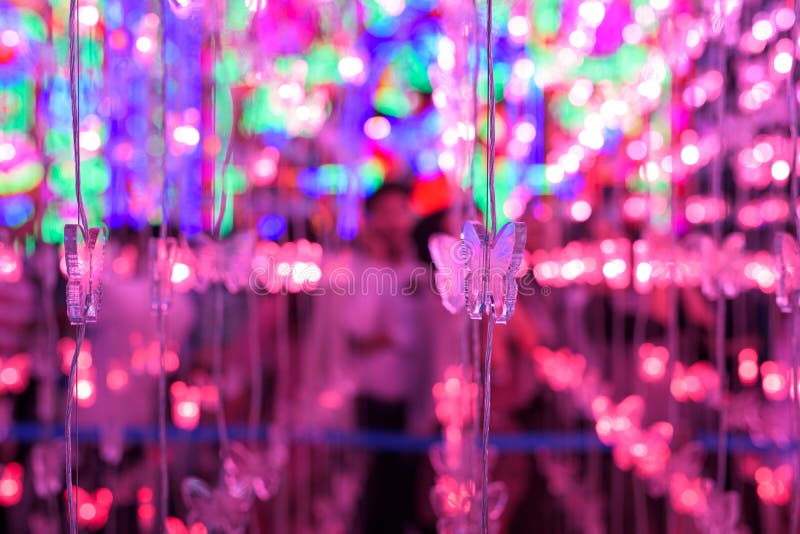 Fjäril med rosa rund bokeh stock illustrationer. Illustration av natt ...