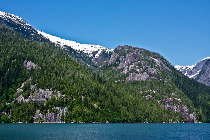 Fjords Brumeux photo stock. Image du loin, montagnes - 22208908