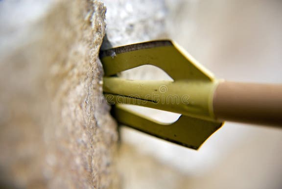 Flèche dans la roche image stock. Image du point, précis - 3226191