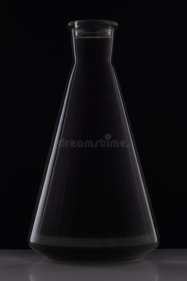 Erlenmeyer En Verre Dans Le Laboratoire Scientifique Rempli De Tubes à ... Erlenmeyer En Verre Dans Le Laboratoire Scientifique Rempli De Tubes à ...