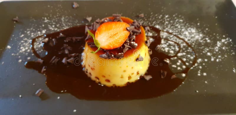 Flam especial foto de archivo. Imagen de flor, postre - 128699688