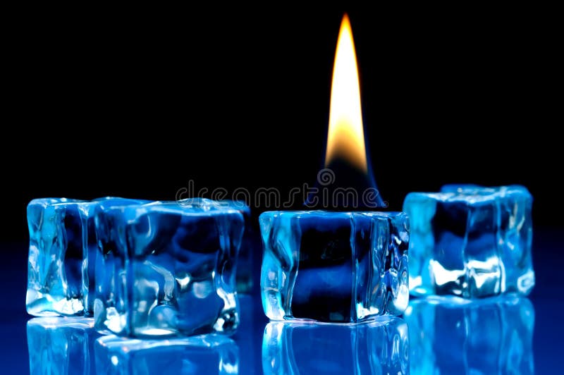 Flama Que Queima-se Em Cubos De Gelo Azuis Foto de Stock - Imagem de ...