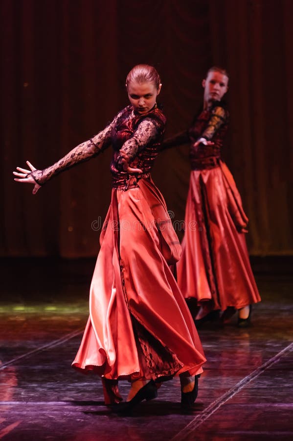 Flamenco dance editorial stock photo. Image of performer - 47160328