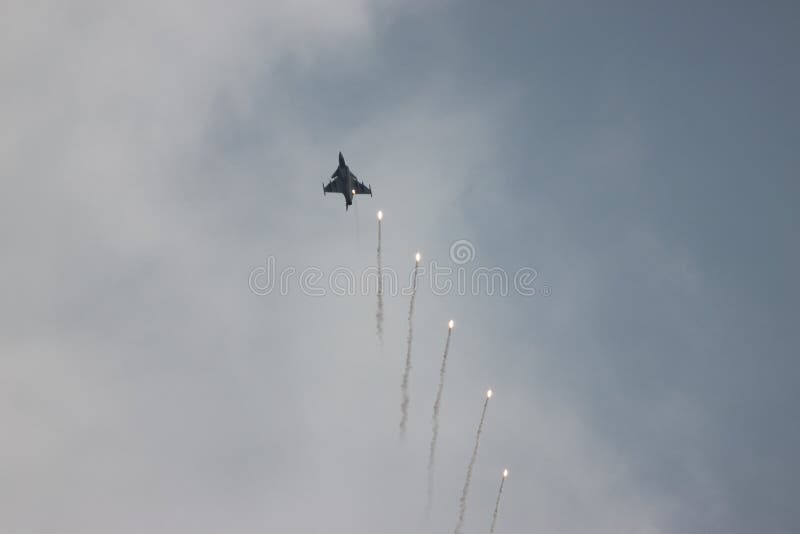 Aircraft Flares Picture. Image: 101540291