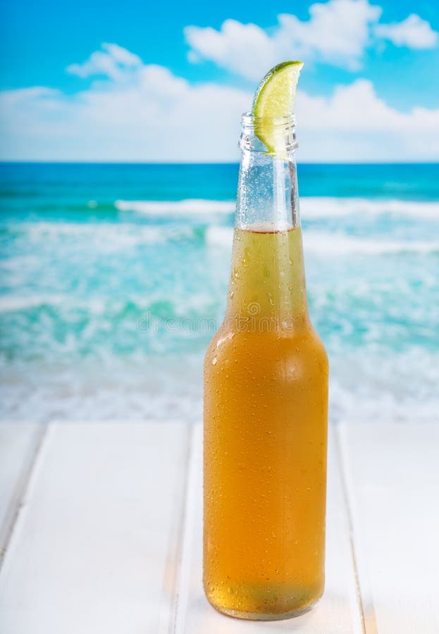 Flasche Bier mit Kalk stockbild. Bild von stab, cocktail - 31483767