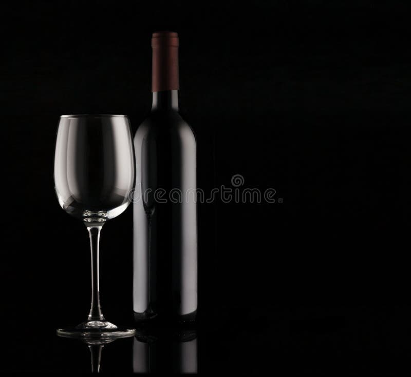 Flasche Rotwein stockbild. Bild von dunkel, schattenbild - 105583755