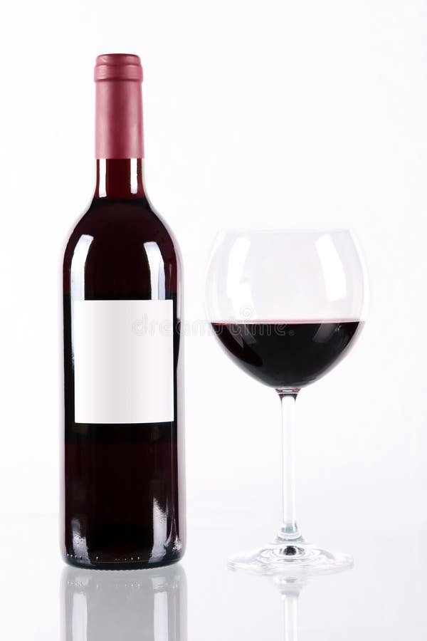 Flasche und Glas Rotwein stockfoto. Bild von schnäpse - 11437368