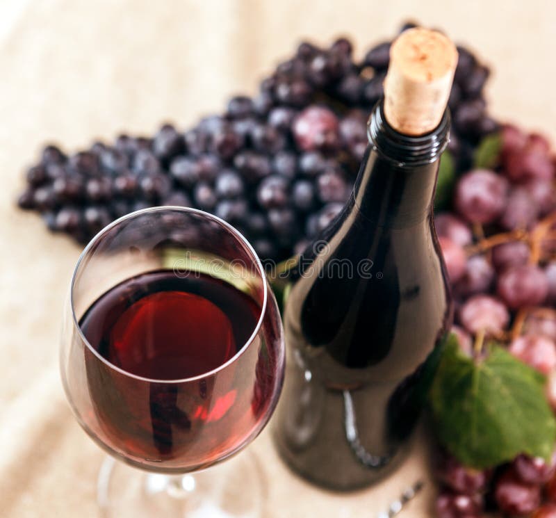 Flasche und Glas Rotwein stockbild. Bild von geöffnet - 27340681