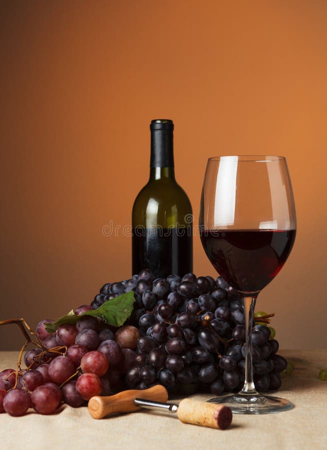 Rotwein Im Glas Und Eine Traubenrebe Stockfoto - Bild von keller ...