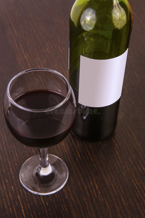 Flasche und Glas Rotwein stockfoto. Bild von geschenk - 31996624
