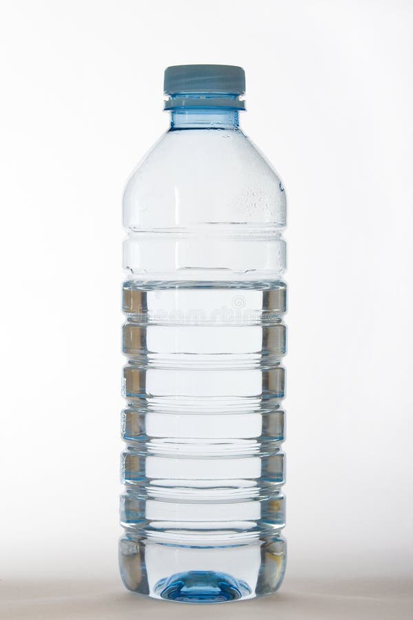 Volle Flasche Wasser stockfoto. Bild von tropfen, fülle - 1485668