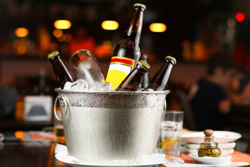 Flaschen Bier Im Eimer Mit Eis Stockfoto - Bild von getrennt, farbe ...