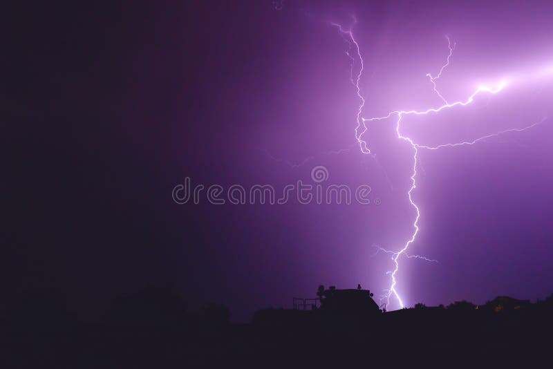 Flash of Lightning in the Night Sky Color it in an Incredibly Beautiful ...