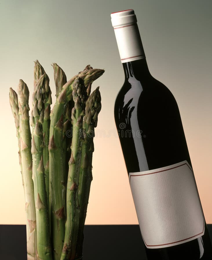 Flaska av vin med sparris fotografering för bildbyråer. Bild av elegans ...