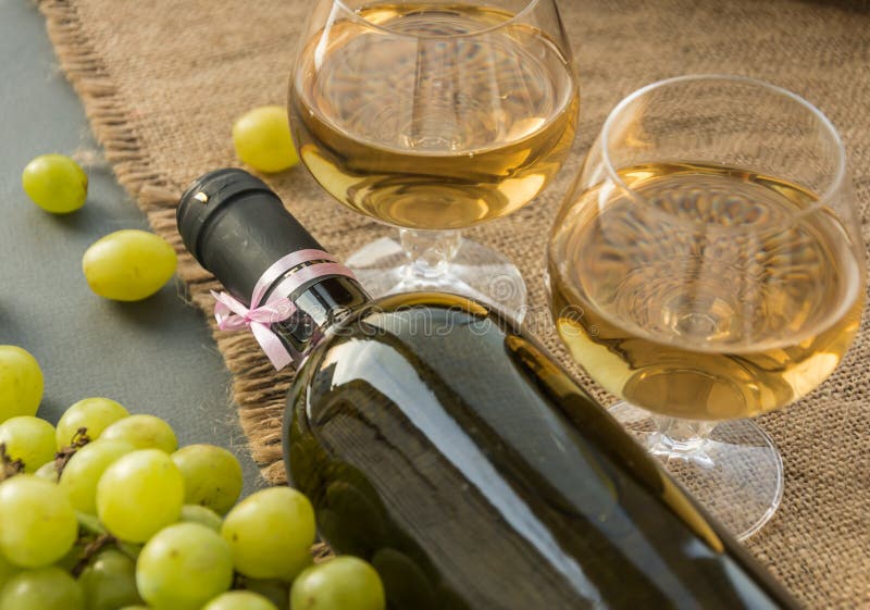 Flaska Med Vin Och Exponeringsglas Fotografering för Bildbyråer - Bild ...