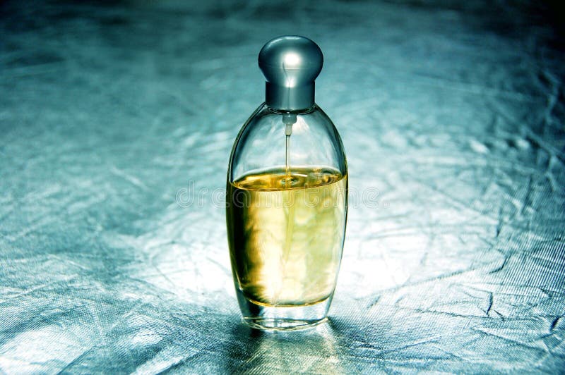 En Flaska Parfym På Rosa Slöja Med Rosa Ros. Parfymer Kosmetika Och ...