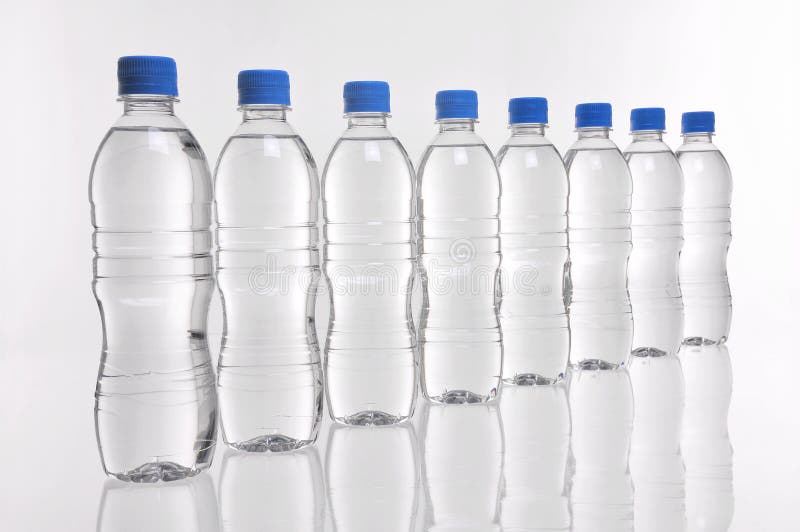 Plastflaska med vatten arkivfoto. Bild av bakgrund, flaska - 41091232