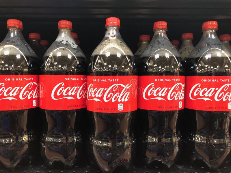 Coca - colaplast-flaskor redaktionell arkivbild. Bild av förbrukning ...