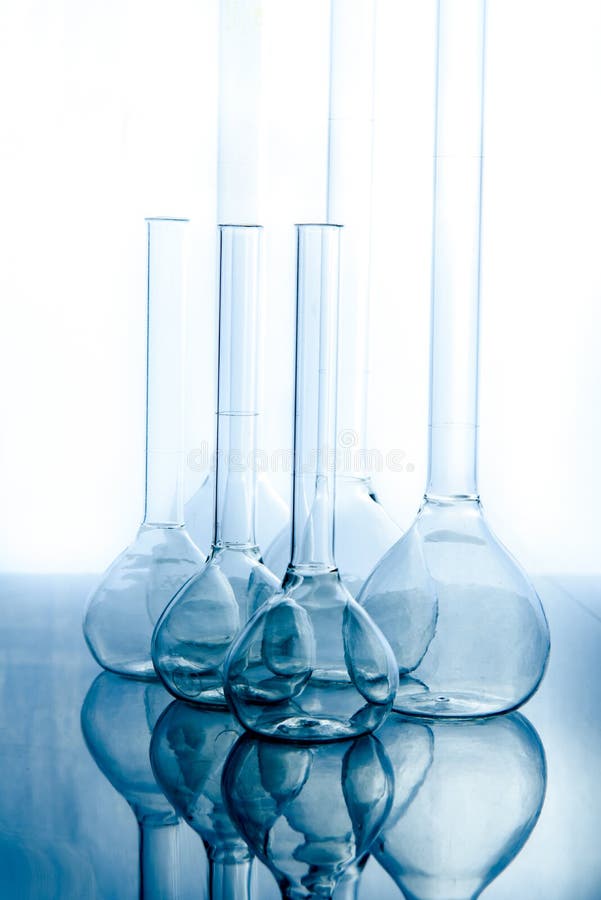 Flaskor Och Skyttlar I Ett Kemiskt Laboratorium Fotografering för ...