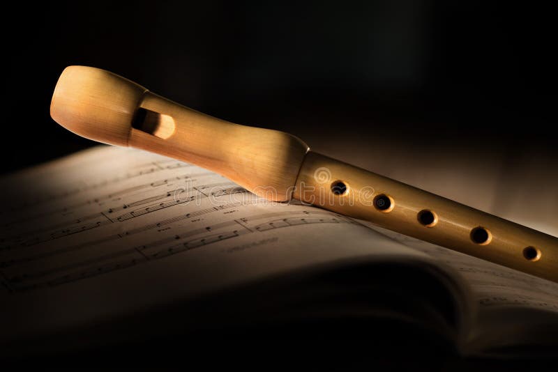 Flauta De Madera Con La Partitura Musical Imagen de archivo - Imagen de ...