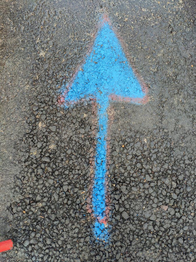 Flecha Azul Pintada En El Pavimento Apuntando Foto de archivo - Imagen ...