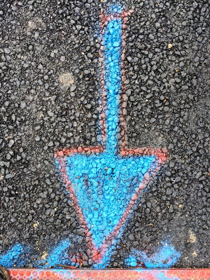 Flecha Azul Pintada En El Pavimento Apuntando Imagen de archivo ...