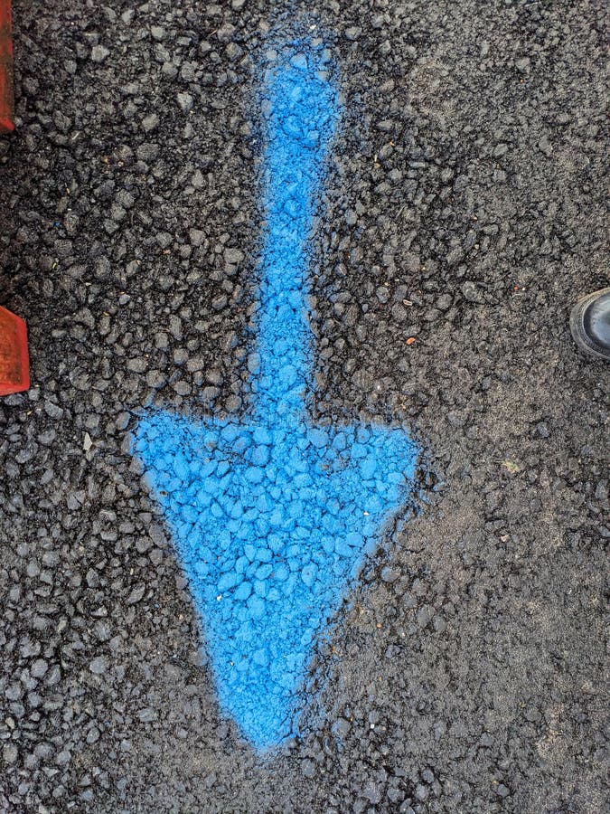 Flecha Azul Pintada En El Pavimento Apuntando Foto de archivo - Imagen ...