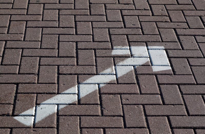 Flecha Pintada Blanco En El Pavimento Imagen de archivo - Imagen de ...