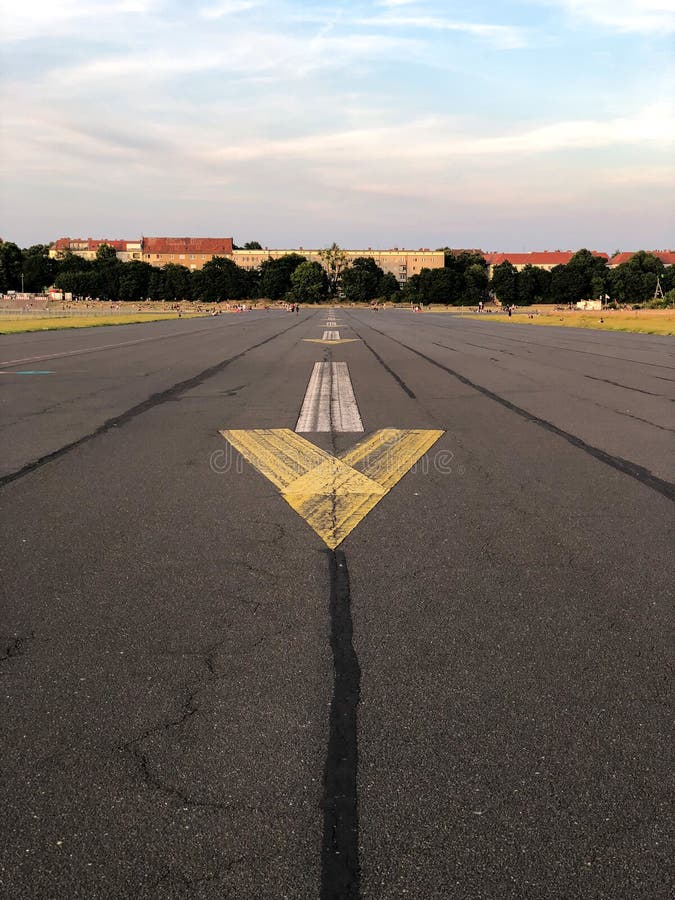 Flecha Pintada En Tempelhofer Feld Fotografía editorial - Imagen de ...