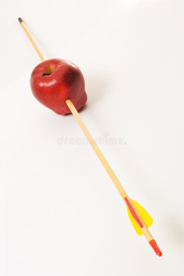 Flecha a Través De Un Apple Imagen de archivo - Imagen de golpe, foco ...