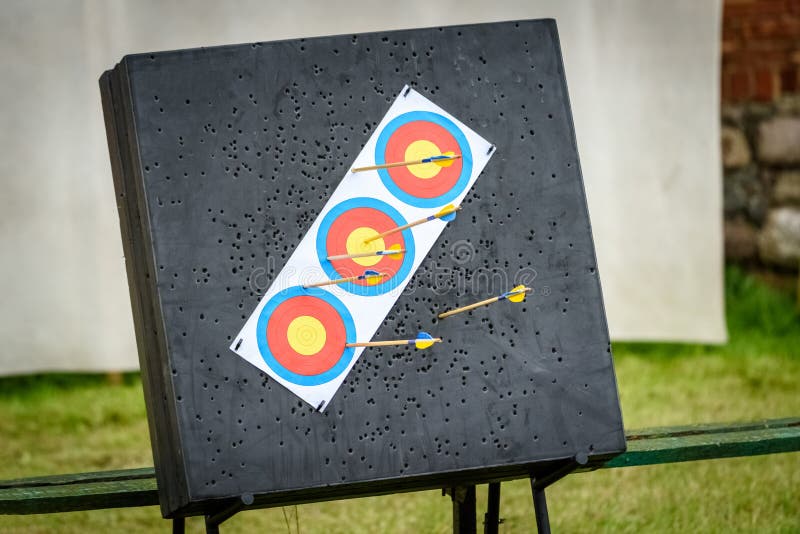 Flechas De Tiro Y Tiro Con Arco Foto de archivo - Imagen de centro ...