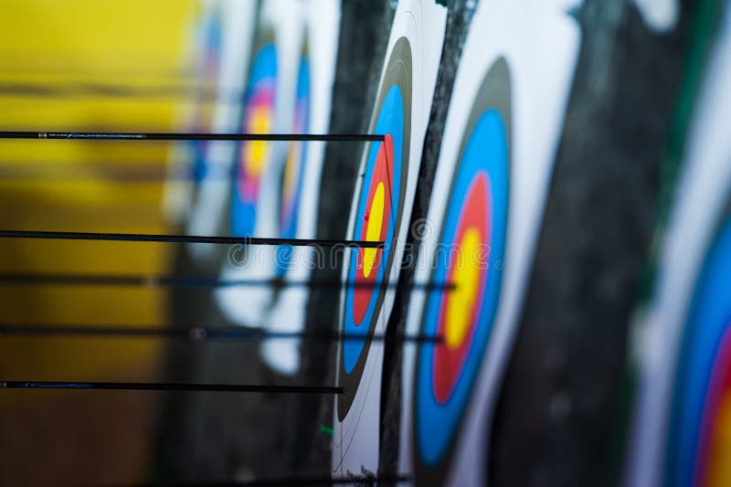 Flechas En Tiro Con Arco Objetivo En Tiro Con Arco Foto de archivo ...