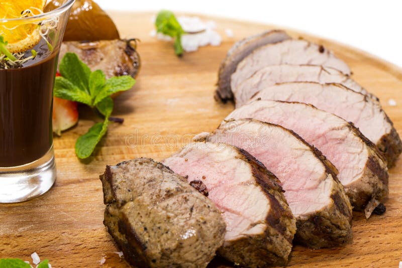 Fleisch Gebraten Auf Einem Grill Stockfoto - Bild von picknick ...