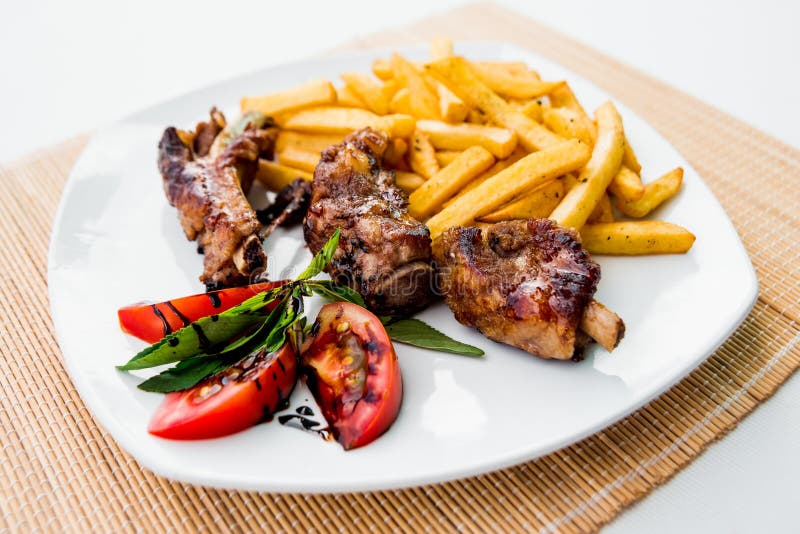 Fleisch mit Knochen stockfoto. Bild von grün, pfeffer - 65043634