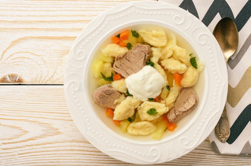 Fleischsuppe Mit Mehlklößen Auf Weißem Hintergrund Stockfoto - Bild von ...