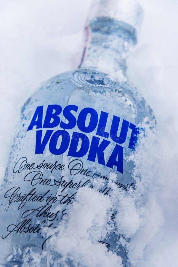 Fles Van Absolut Vodka In Emmer Met Gebroken Ijs Redactionele Stock ...