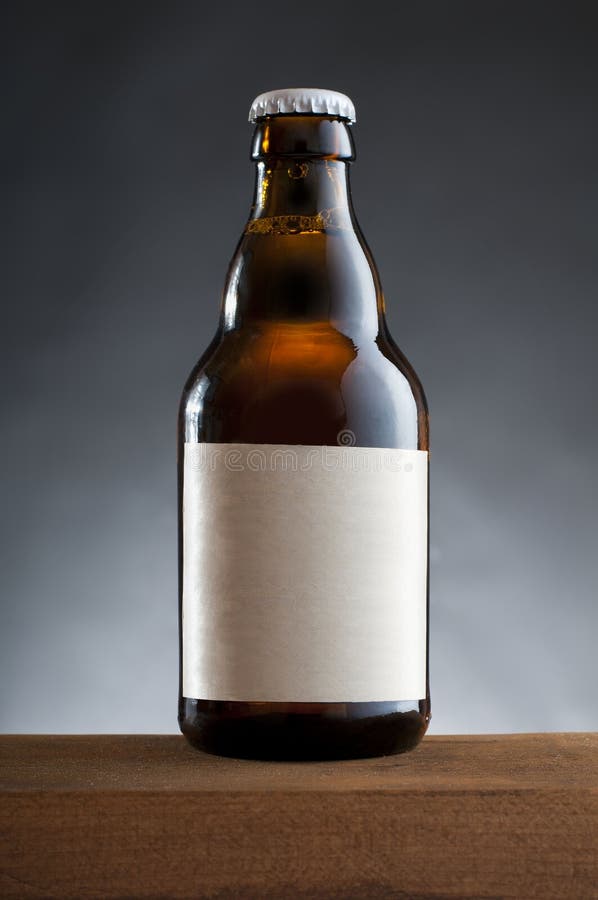 Fles bier stock afbeelding. Image of bruin, voorwerp - 46236111