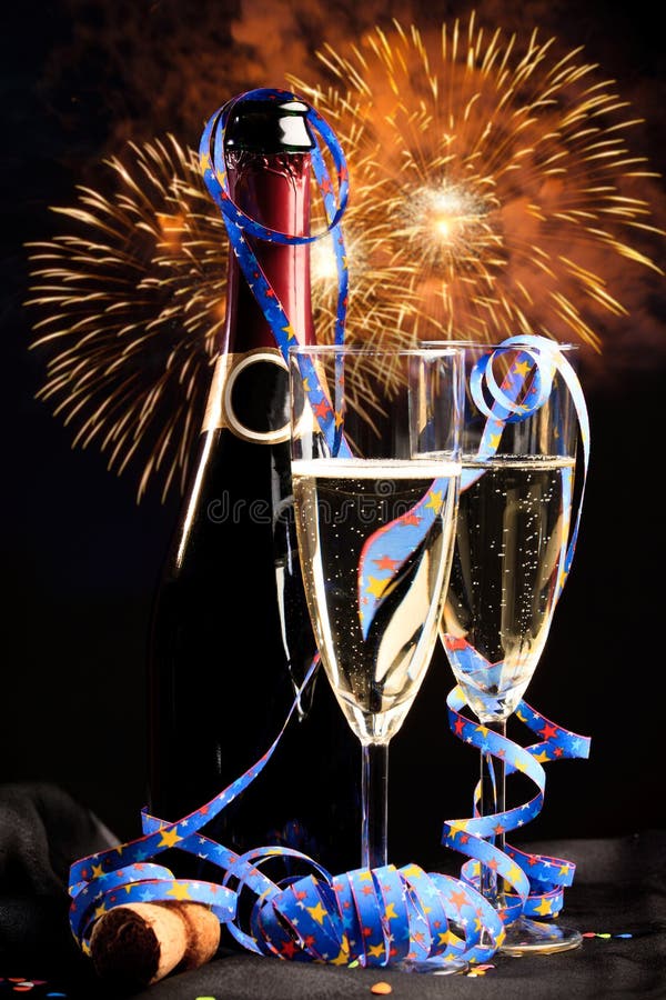 Fles Champagne with Fireworks in the-Achtergrond Stock Afbeelding ...