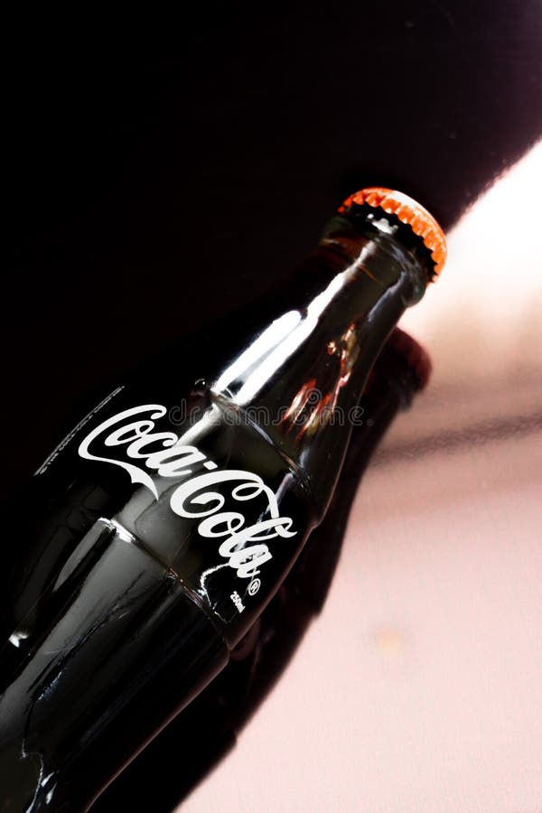 Fles Coca-cola Op Zwarte Achtergrond Redactionele Fotografie - Image of ...