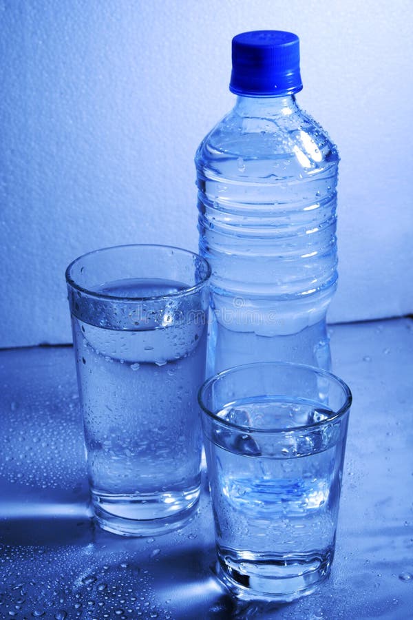 De Fles Van Het Water Met Glas Stock Foto - Image of water, vloeistof ...