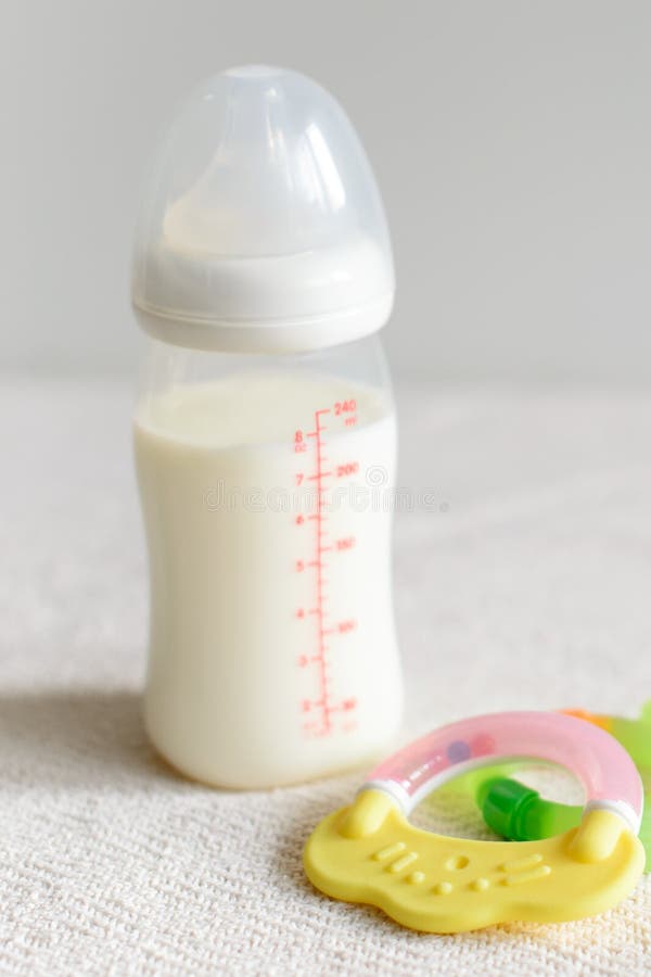 Fles Melk Voor Pasgeboren Baby Over De Witte Achtergrond Van Het ...