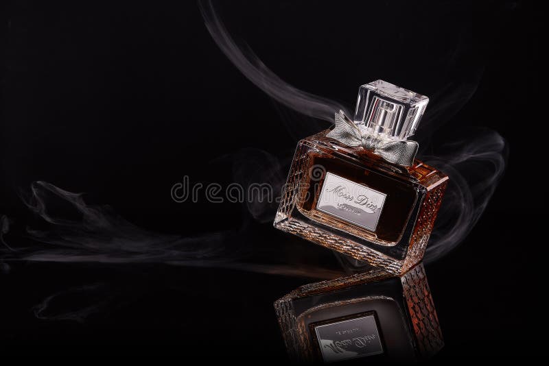 Fles Parfum In De Vorm Van Een Motor Op Zwart Acryls Redactionele Foto ...