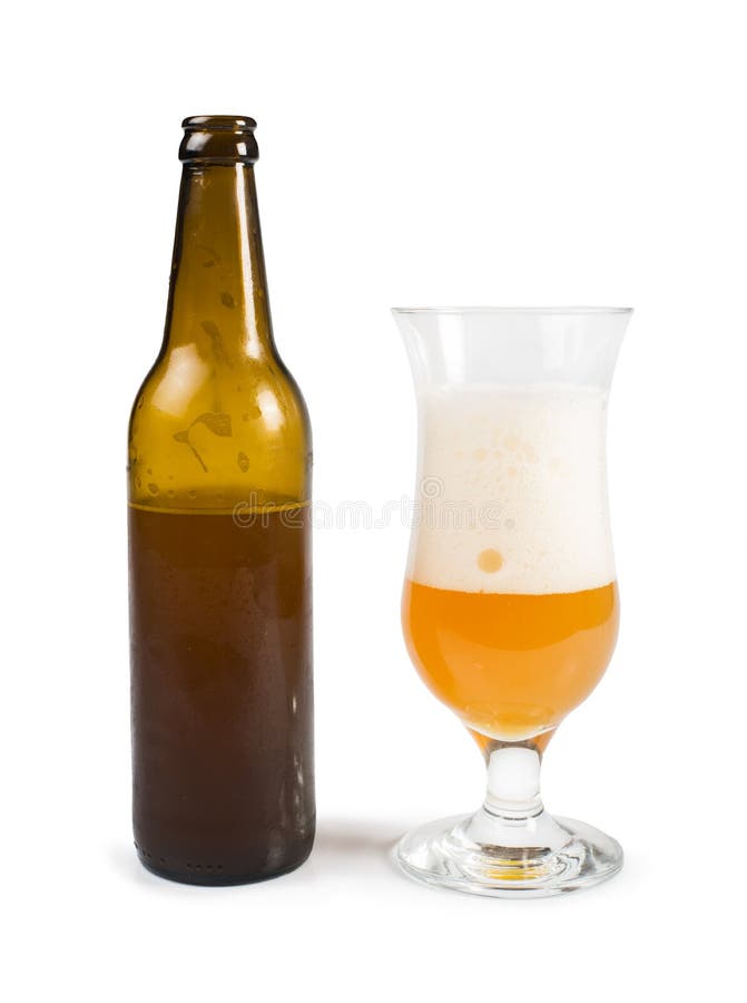 Fles van bier en biermok stock afbeelding. Image of bier - 31879665