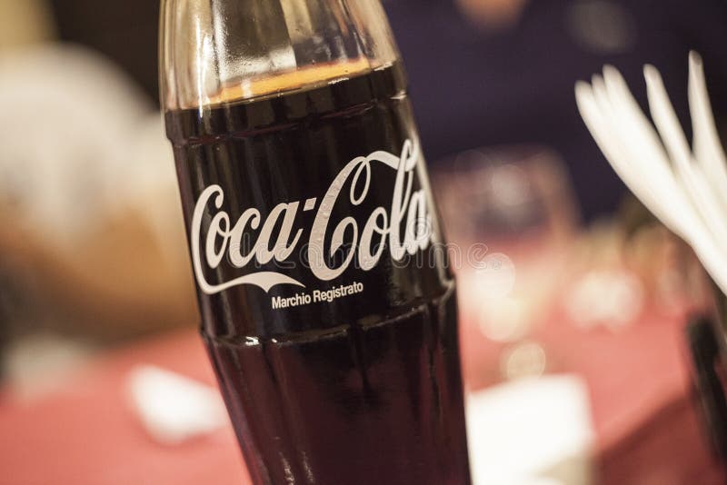 Fles van Coca-Cola redactionele afbeelding. Image of sprankelend ...
