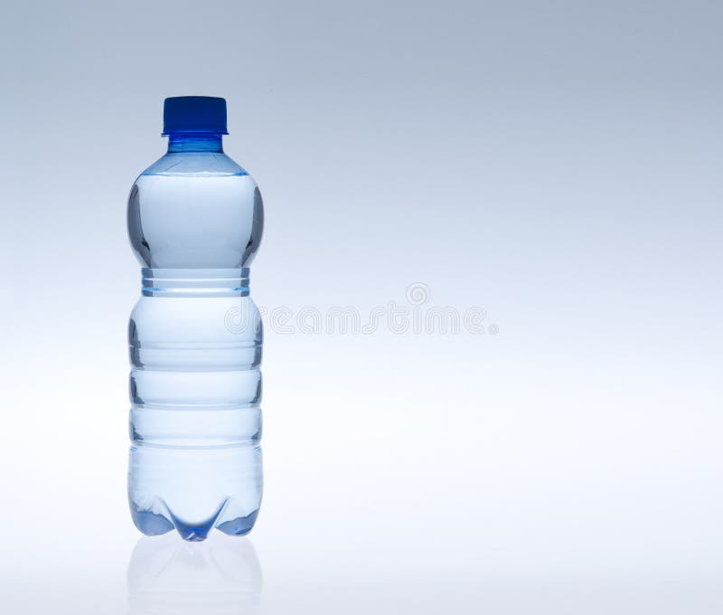 Fles water stock foto. Image of achtergrond, water, verfrissing - 26645408