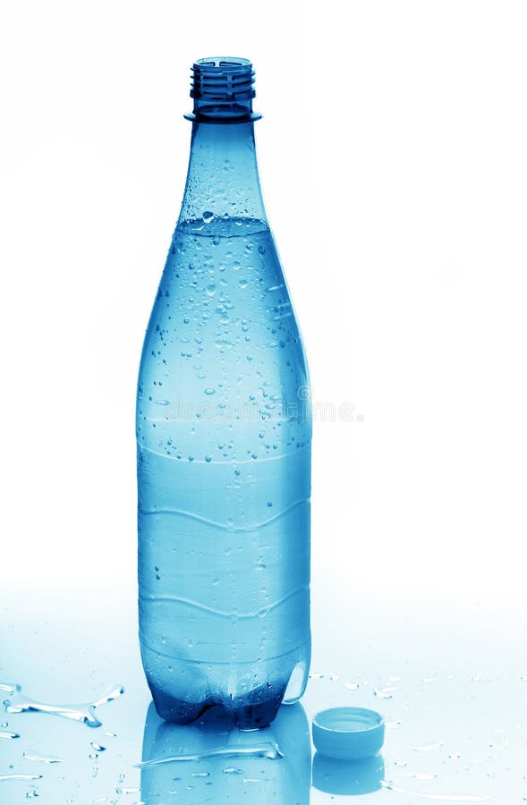 Fles water stock foto. Image of blauw, achtergrond, zuiver - 5513692