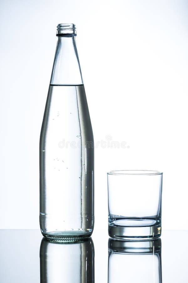 Fles water en leeg glas stock foto. Image of ontruim - 60813500