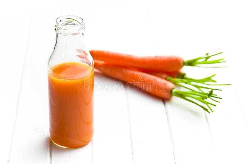 Fles Wortelsap Met Wortelen Stock Foto - Image of zoet, rijp: 38046604