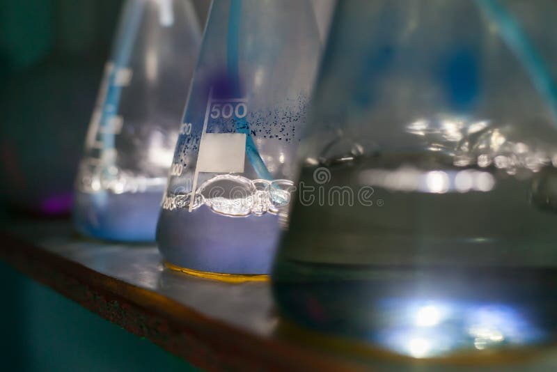 Chemische Reagentia. Gekleurde Anorganische Zouten in Testbuizen. Stock ...